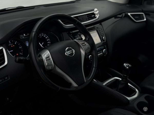 White Nissan Qashqai 2017 in Vilnius, with an engine capacity of 1.46 L and mileage of 213 thousand km for 9999 €, photo 8 on AUTOMOTO.COM.LV