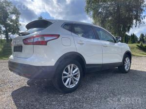 White Nissan Qashqai 2017 in Valmiera, with an engine capacity of 1.20 L and mileage of 140 thousand km for 8490 €, photo 4 on AUTOMOTO.COM.LV