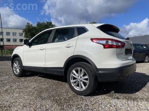 White Nissan Qashqai 2017 in Valmiera, with an engine capacity of 1.20 L and mileage of 140 thousand km for 8490 €, photo 5 on AUTOMOTO.COM.LV