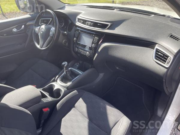 White Nissan Qashqai 2017 in Valmiera, with an engine capacity of 1.20 L and mileage of 140 thousand km for 8490 €, photo 5 on AUTOMOTO.COM.LV