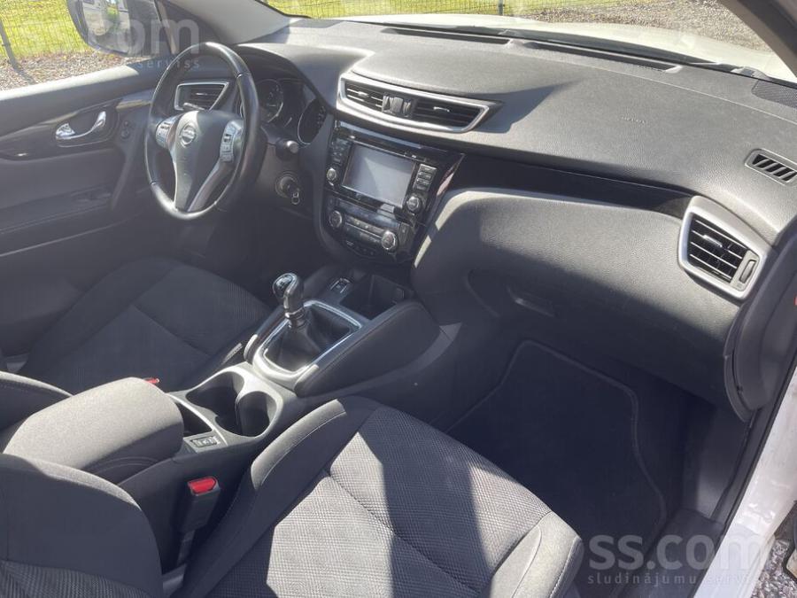 White Nissan Qashqai 2017 in Valmiera, with an engine capacity of 1.20 L and mileage of 140 thousand km for 8490 €, photo 6 on AUTOMOTO.COM.LV