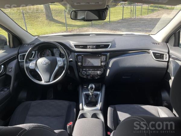 White Nissan Qashqai 2017 in Valmiera, with an engine capacity of 1.20 L and mileage of 140 thousand km for 8490 €, photo 6 on AUTOMOTO.COM.LV