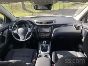White Nissan Qashqai 2017 in Valmiera, with an engine capacity of 1.20 L and mileage of 140 thousand km for 8490 €, photo 7 on AUTOMOTO.COM.LV