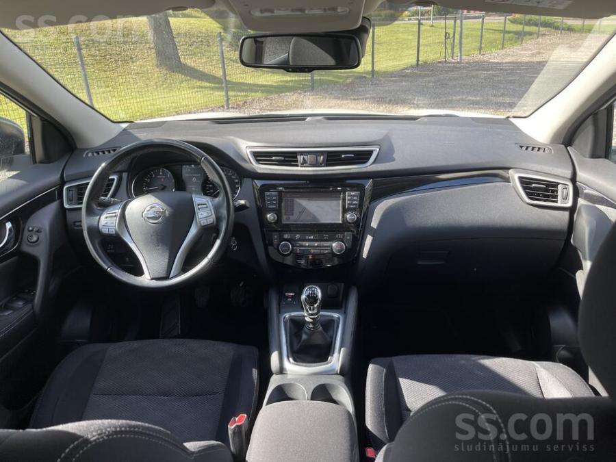 White Nissan Qashqai 2017 in Valmiera, with an engine capacity of 1.20 L and mileage of 140 thousand km for 8490 €, photo 7 on AUTOMOTO.COM.LV