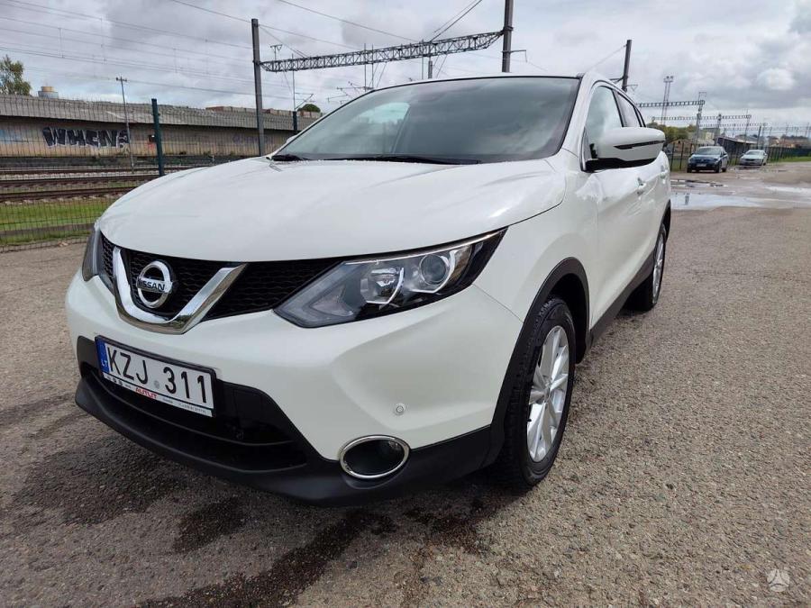 White Nissan Qashqai 2017 in Siauliai, with an engine capacity of 1.20 L and mileage of 121 thousand km for 10300 €, photo 1 on AUTOMOTO.COM.LV