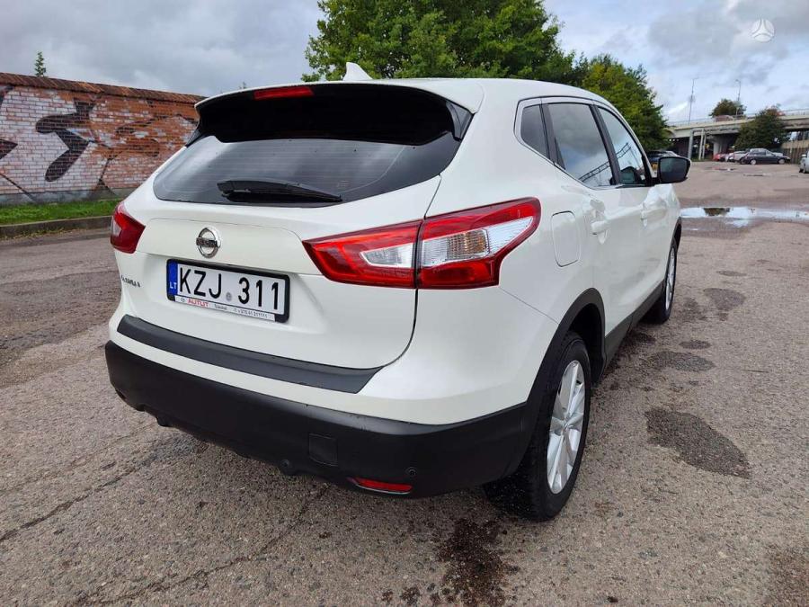 White Nissan Qashqai 2017 in Siauliai, with an engine capacity of 1.20 L and mileage of 121 thousand km for 10300 €, photo 5 on AUTOMOTO.COM.LV