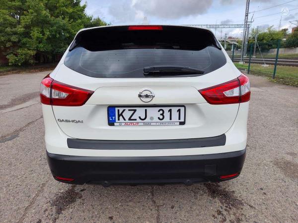 White Nissan Qashqai 2017 in Siauliai, with an engine capacity of 1.20 L and mileage of 121 thousand km for 10300 €, photo 6 on AUTOMOTO.COM.LV
