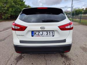 White Nissan Qashqai 2017 in Siauliai, with an engine capacity of 1.20 L and mileage of 121 thousand km for 10300 €, photo 6 on AUTOMOTO.COM.LV