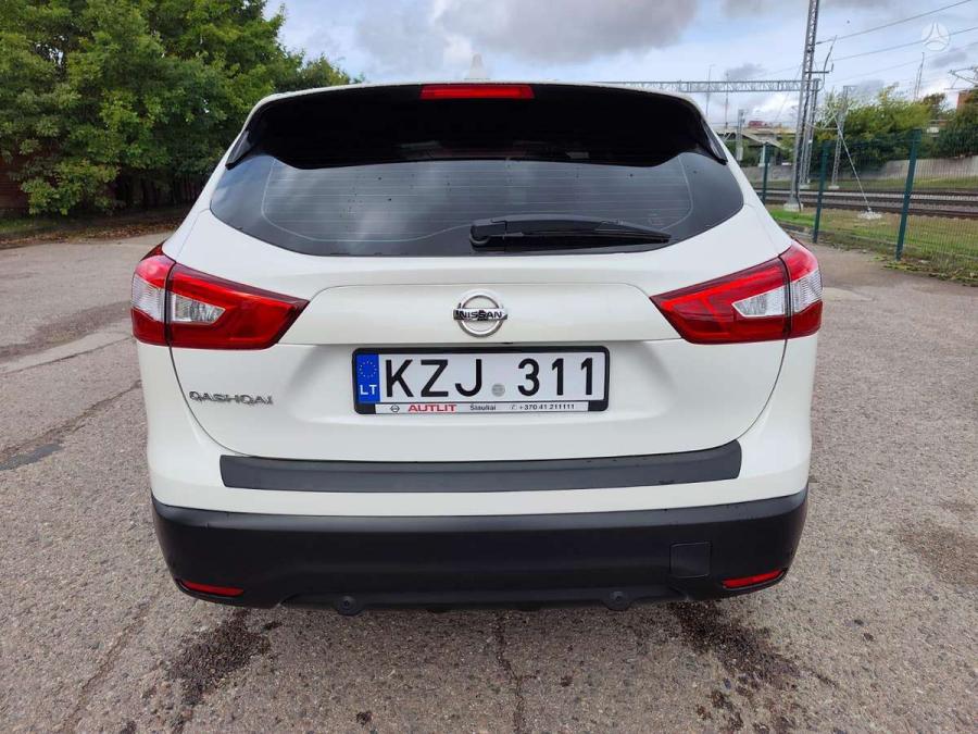 White Nissan Qashqai 2017 in Siauliai, with an engine capacity of 1.20 L and mileage of 121 thousand km for 10300 €, photo 6 on AUTOMOTO.COM.LV