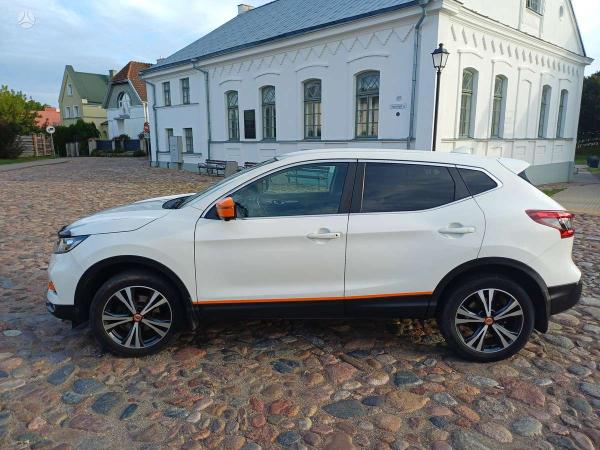 White Nissan Qashqai 2017 in Kedainiai, with an engine capacity of 1.46 L and mileage of 142 thousand km for 11450 €, photo 4 on AUTOMOTO.COM.LV