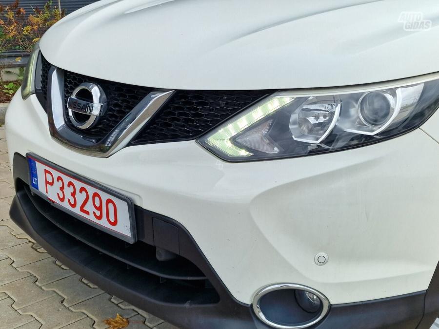 White Nissan Qashqai 2017 in Vilnius, with an engine capacity of 1.20 L and mileage of 129 thousand km for 8500 €, photo 5 on AUTOMOTO.COM.LV