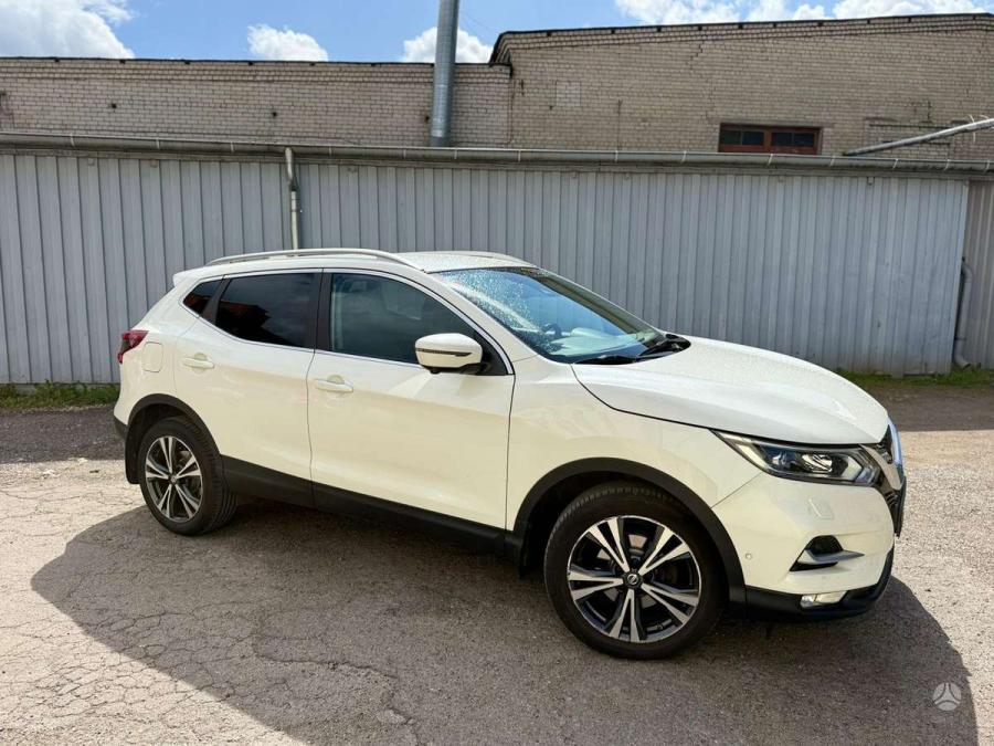White Nissan Qashqai 2018 in Riga, with an engine capacity of 1.20 L and mileage of 139 thousand km for 11800 €, photo 2 on AUTOMOTO.COM.LV
