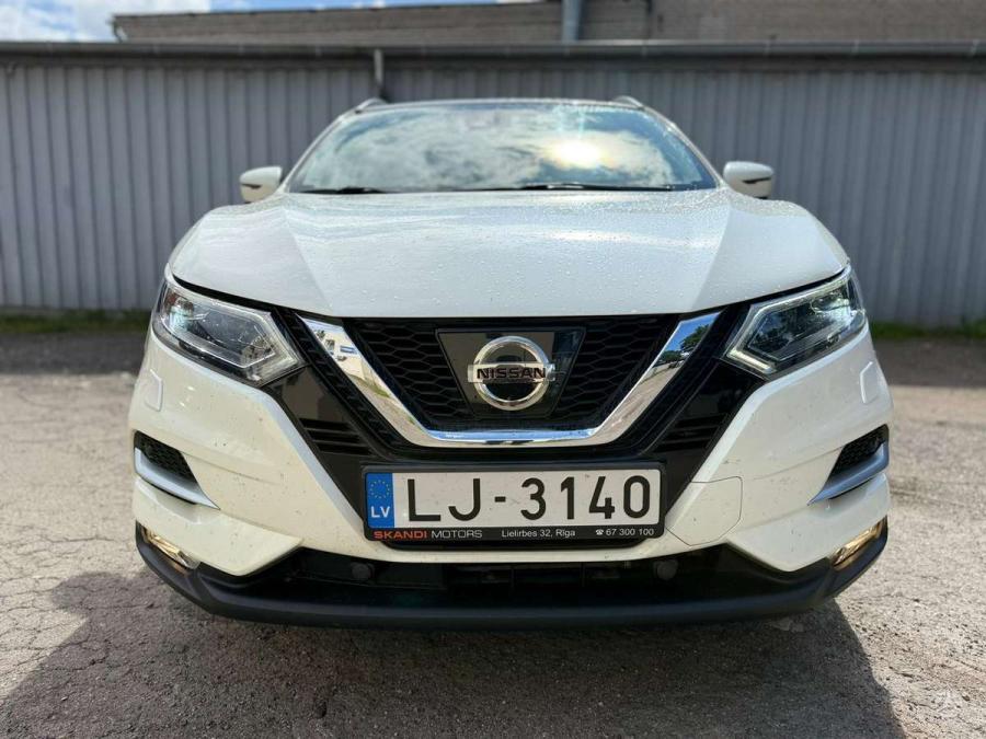 White Nissan Qashqai 2018 in Riga, with an engine capacity of 1.20 L and mileage of 139 thousand km for 11800 €, photo 3 on AUTOMOTO.COM.LV