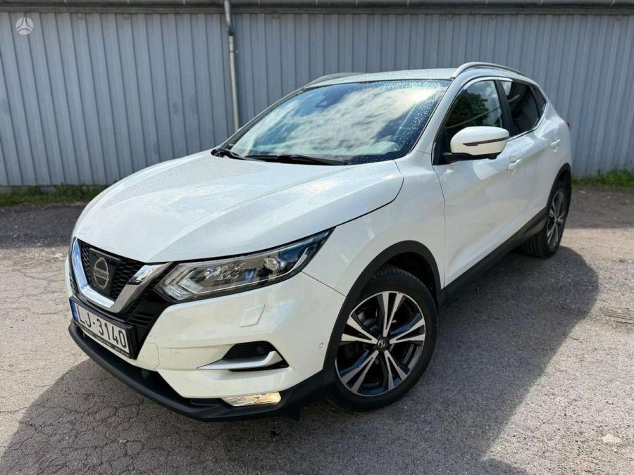 White Nissan Qashqai 2018 in Riga, with an engine capacity of 1.20 L and mileage of 139 thousand km for 11800 €, photo 4 on AUTOMOTO.COM.LV