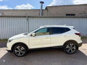 White Nissan Qashqai 2018 in Riga, with an engine capacity of 1.20 L and mileage of 139 thousand km for 11800 €, photo 5 on AUTOMOTO.COM.LV