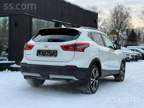 White Nissan Qashqai 2018 in Riga, with an engine capacity of 1.20 L and mileage of 138 thousand km for 12700 €, photo 5 on AUTOMOTO.COM.LV