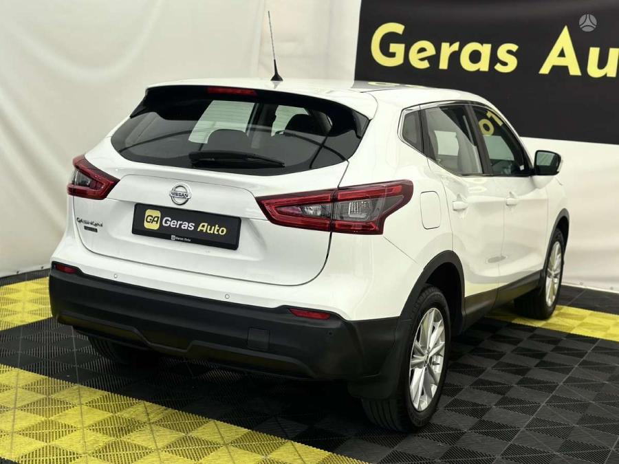 White Nissan Qashqai 2018 in Vilnius, with an engine capacity of 1.20 L and mileage of 113 thousand km for 11590 €, photo 4 on AUTOMOTO.COM.LV