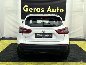 White Nissan Qashqai 2018 in Vilnius, with an engine capacity of 1.20 L and mileage of 113 thousand km for 11590 €, photo 5 on AUTOMOTO.COM.LV