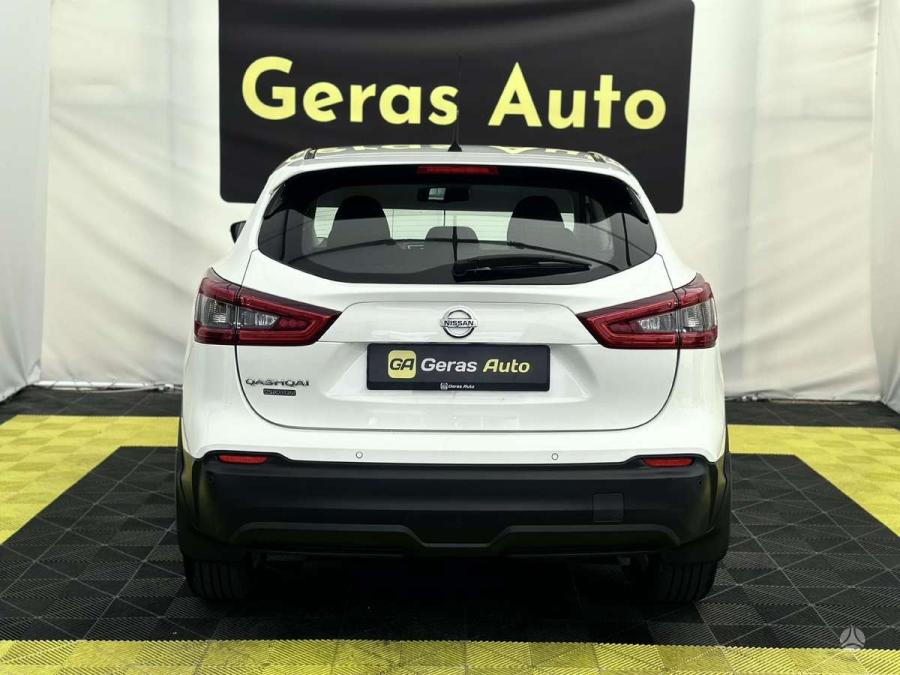 White Nissan Qashqai 2018 in Vilnius, with an engine capacity of 1.20 L and mileage of 113 thousand km for 11590 €, photo 5 on AUTOMOTO.COM.LV