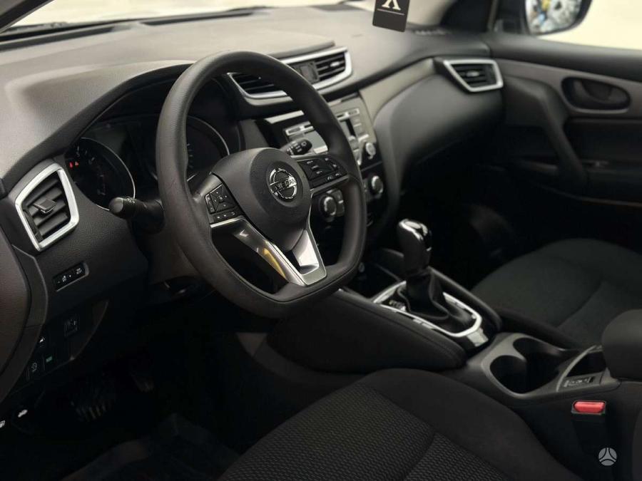 White Nissan Qashqai 2018 in Vilnius, with an engine capacity of 1.20 L and mileage of 113 thousand km for 11590 €, photo 8 on AUTOMOTO.COM.LV