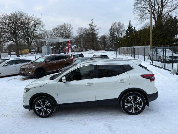 White Nissan Qashqai 2018 in Riga, with an engine capacity of 1.20 L and mileage of 138 thousand km for 12700 €, photo 8 on AUTOMOTO.COM.LV