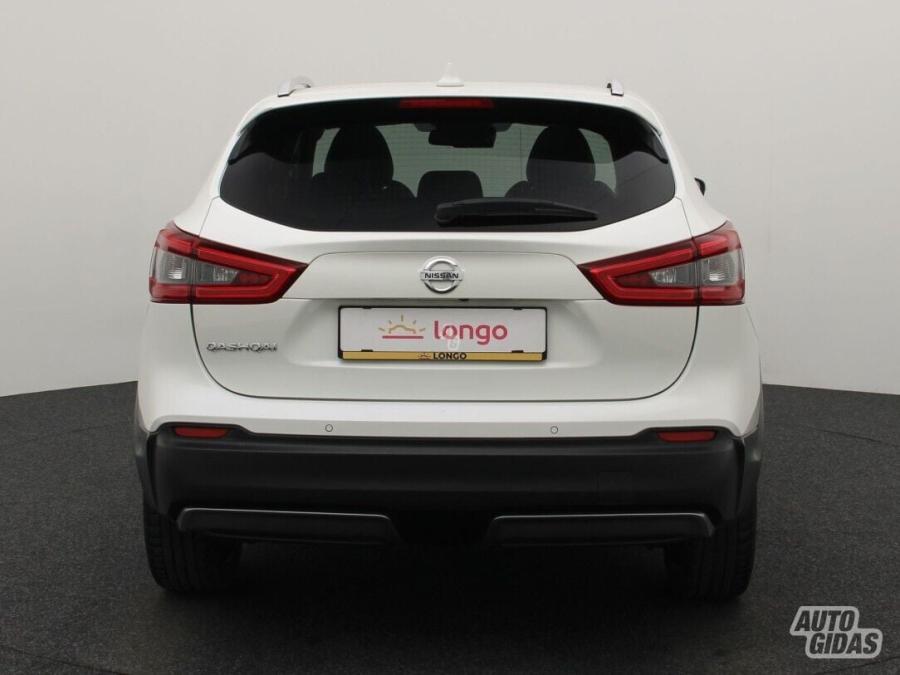 White Nissan Qashqai 2018 in Vilnius, with an engine capacity of 1.60 L and mileage of 105 thousand km for 14999 €, photo 5 on AUTOMOTO.COM.LV