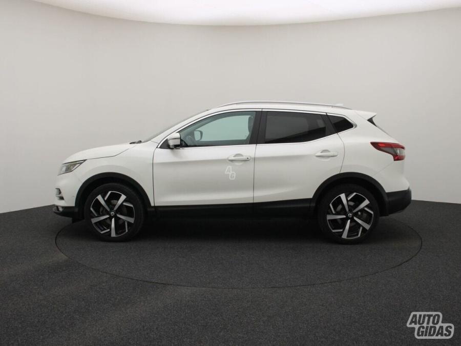 White Nissan Qashqai 2018 in Vilnius, with an engine capacity of 1.60 L and mileage of 105 thousand km for 14999 €, photo 6 on AUTOMOTO.COM.LV
