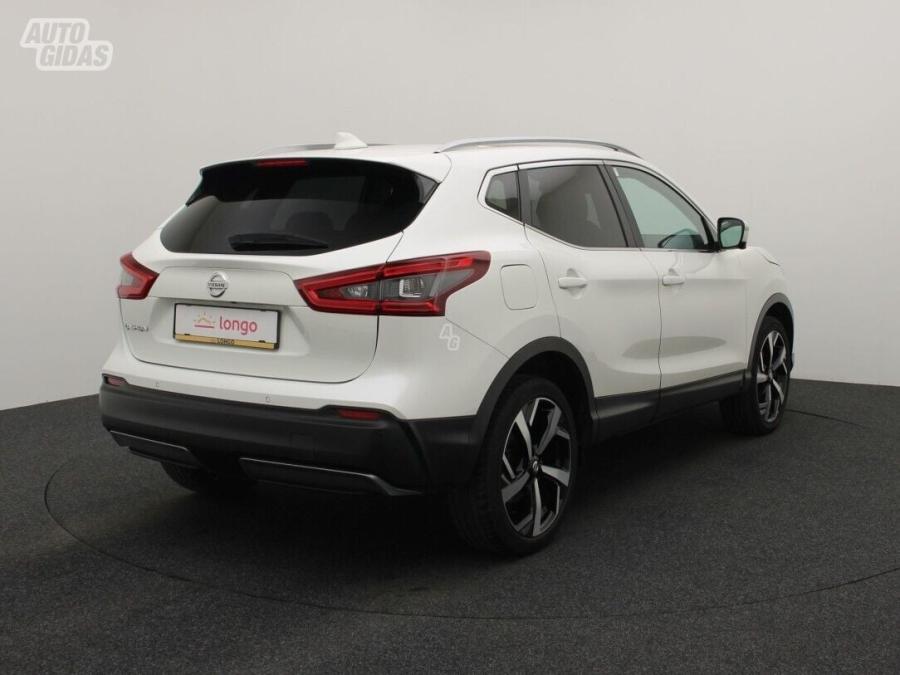 White Nissan Qashqai 2018 in Vilnius, with an engine capacity of 1.60 L and mileage of 105 thousand km for 14999 €, photo 8 on AUTOMOTO.COM.LV