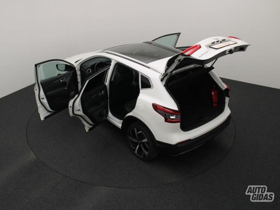 White Nissan Qashqai 2018 in Vilnius, with an engine capacity of 1.60 L and mileage of 105 thousand km for 14999 €, photo 13 on AUTOMOTO.COM.LV