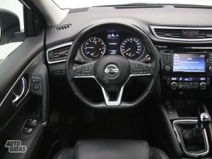 White Nissan Qashqai 2018 in Vilnius, with an engine capacity of 1.60 L and mileage of 105 thousand km for 14999 €, photo 17 on AUTOMOTO.COM.LV
