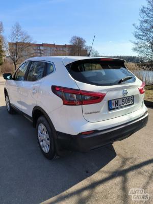 White Nissan Qashqai 2018 in Mazeikiai, with an engine capacity of 1.50 L and mileage of 114 thousand km for 12300 €, photo  on AUTOMOTO.COM.LV