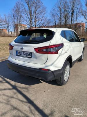 White Nissan Qashqai 2018 in Mazeikiai, with an engine capacity of 1.50 L and mileage of 114 thousand km for 12300 €, photo 2 on AUTOMOTO.COM.LV