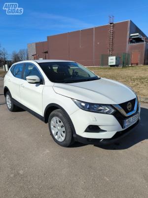 White Nissan Qashqai 2018 in Mazeikiai, with an engine capacity of 1.50 L and mileage of 114 thousand km for 12300 €, photo 3 on AUTOMOTO.COM.LV