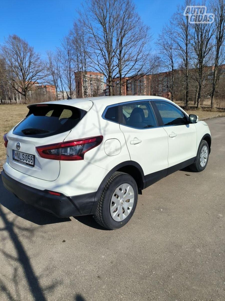 White Nissan Qashqai 2018 in Mazeikiai, with an engine capacity of 1.50 L and mileage of 114 thousand km for 12300 €, photo 4 on AUTOMOTO.COM.LV
