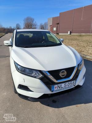 White Nissan Qashqai 2018 in Mazeikiai, with an engine capacity of 1.50 L and mileage of 114 thousand km for 12300 €, photo 7 on AUTOMOTO.COM.LV