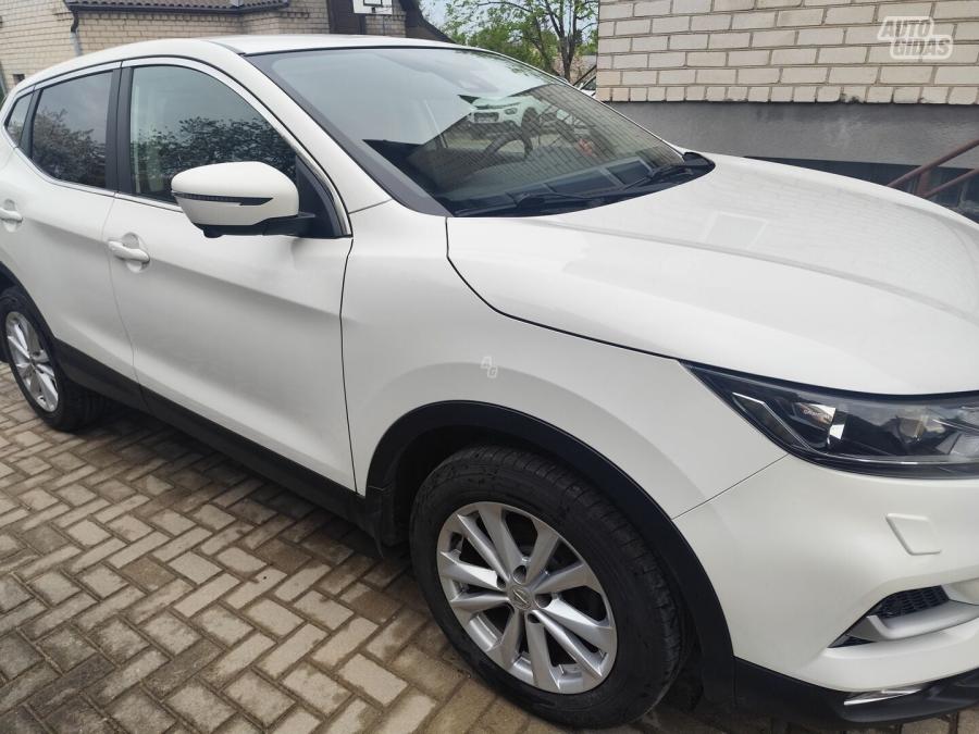 White Nissan Qashqai 2018 in Telschi, with an engine capacity of 1.20 L and mileage of 187 thousand km for 8800 €, photo 8 on AUTOMOTO.COM.LV