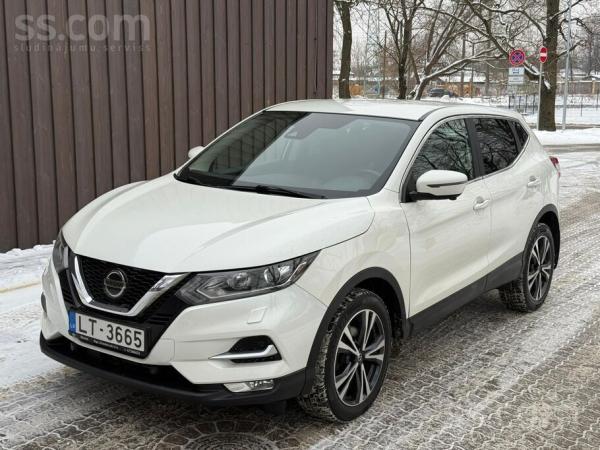 White Nissan Qashqai 2018 in Riga, with an engine capacity of 1.20 L and mileage of 219 thousand km for 9990 €, photo 3 on AUTOMOTO.COM.LV