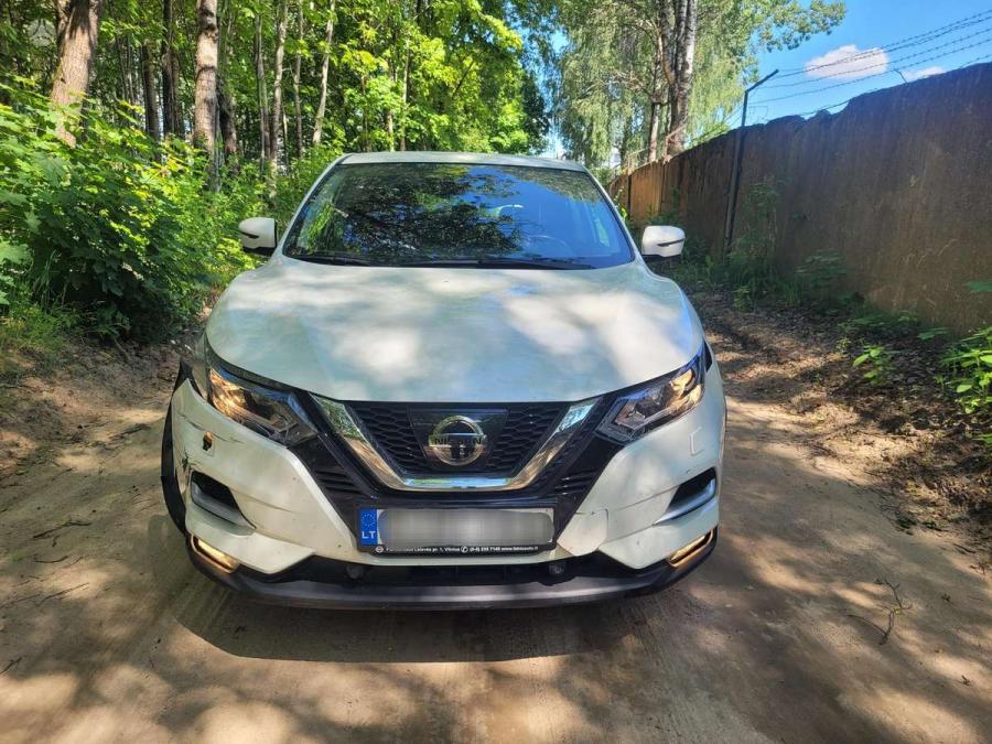 White Nissan Qashqai 2018 in Vilnius, with an engine capacity of 1.20 L and mileage of 51 thousand km for 4300 €, photo 3 on AUTOMOTO.COM.LV