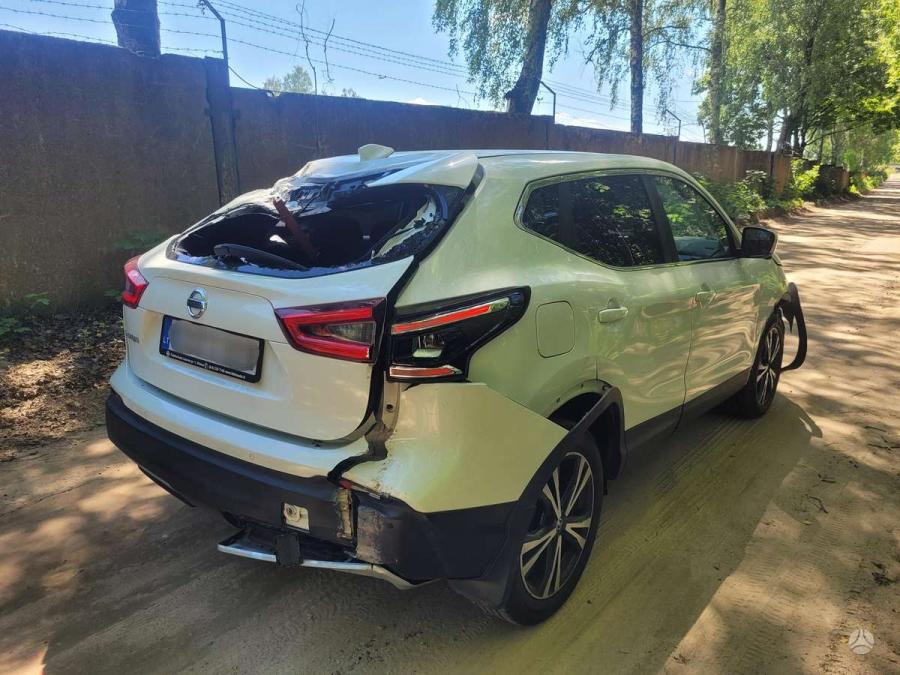 White Nissan Qashqai 2018 in Vilnius, with an engine capacity of 1.20 L and mileage of 51 thousand km for 4300 €, photo 8 on AUTOMOTO.COM.LV