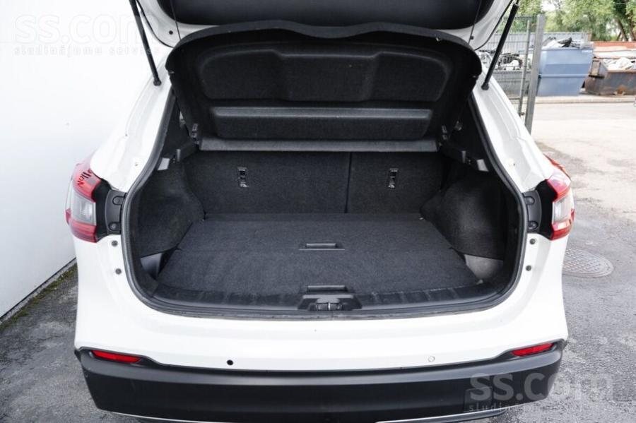 White Nissan Qashqai 2018 in Riga, with an engine capacity of 1.20 L and mileage of 112 thousand km for 10900 €, photo 9 on AUTOMOTO.COM.LV
