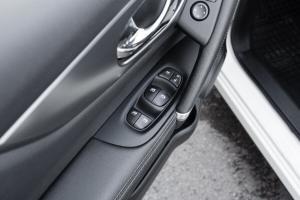 White Nissan Qashqai 2018 in Riga, with an engine capacity of 1.20 L and mileage of 112 thousand km for 10900 €, photo 10 on AUTOMOTO.COM.LV