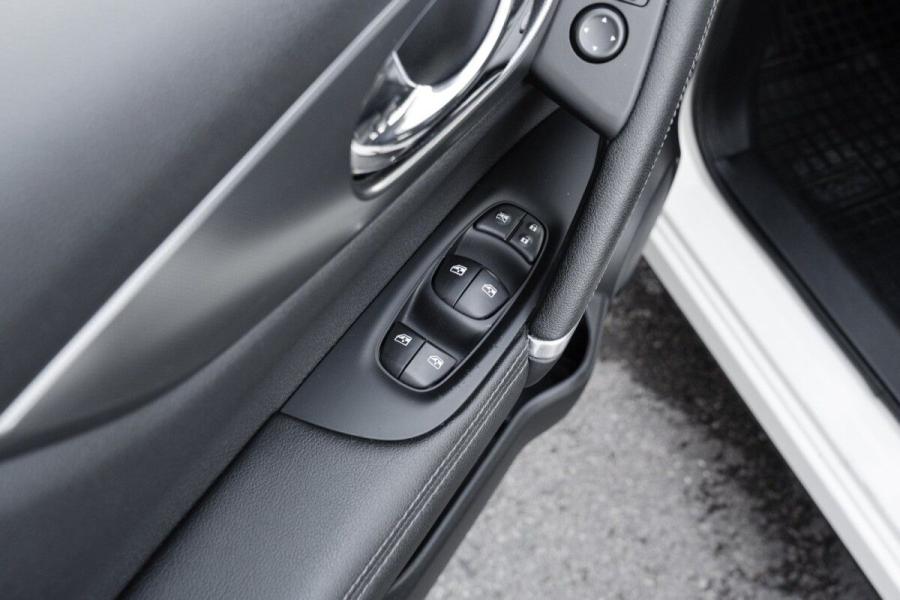 White Nissan Qashqai 2018 in Riga, with an engine capacity of 1.20 L and mileage of 112 thousand km for 10900 €, photo 10 on AUTOMOTO.COM.LV