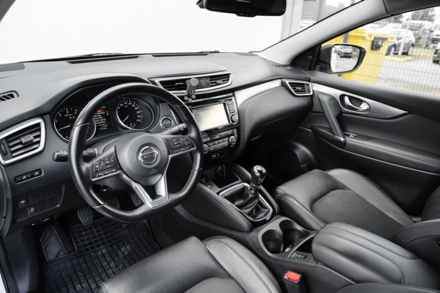 White Nissan Qashqai 2018 in Riga, with an engine capacity of 1.20 L and mileage of 112 thousand km for 10900 €, photo 18 on AUTOMOTO.COM.LV