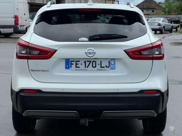White Nissan Qashqai 2018 in Taurage, with an engine capacity of 1.20 L and mileage of 127 thousand km for 10000 €, photo 8 on AUTOMOTO.COM.LV