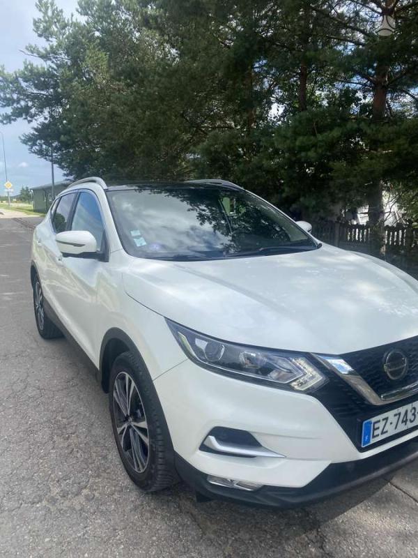 White Nissan Qashqai 2018 in Taurage, with an engine capacity of 1.20 L and mileage of 220 thousand km for 8900 €, photo 1 on AUTOMOTO.COM.LV