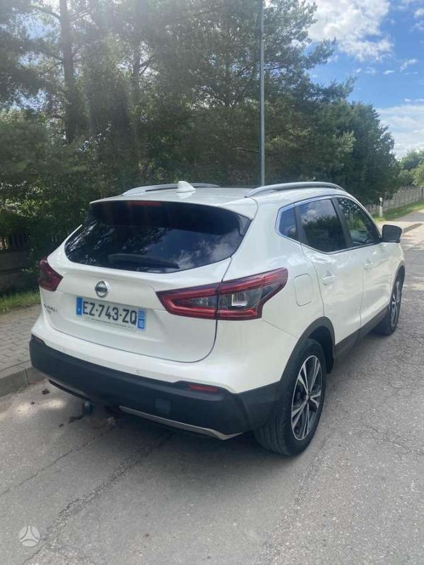 White Nissan Qashqai 2018 in Taurage, with an engine capacity of 1.20 L and mileage of 220 thousand km for 8900 €, photo 5 on AUTOMOTO.COM.LV