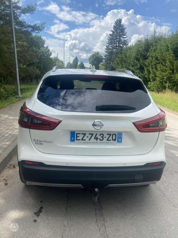 White Nissan Qashqai 2018 in Taurage, with an engine capacity of 1.20 L and mileage of 220 thousand km for 8900 €, photo 6 on AUTOMOTO.COM.LV