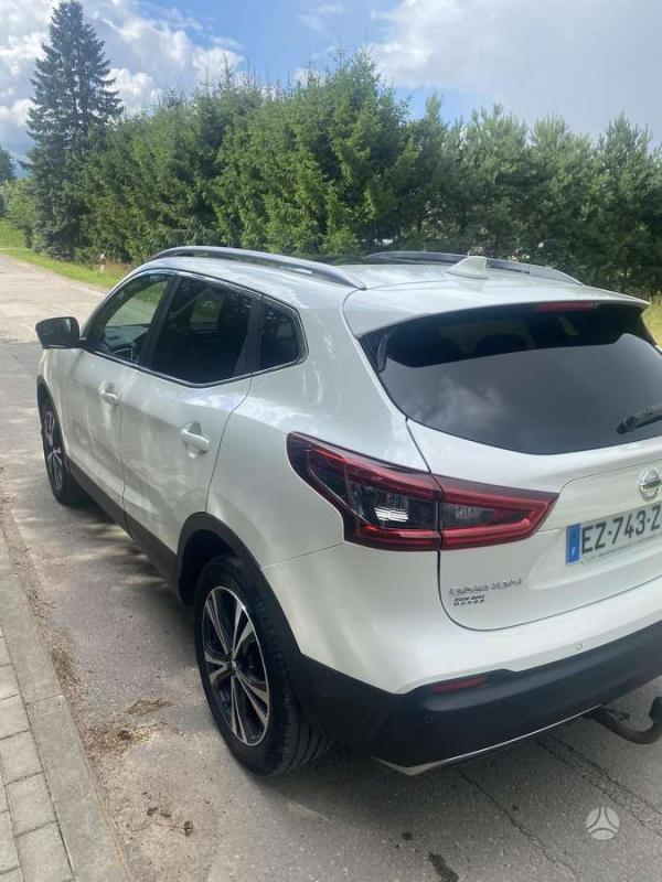 White Nissan Qashqai 2018 in Taurage, with an engine capacity of 1.20 L and mileage of 220 thousand km for 8900 €, photo 7 on AUTOMOTO.COM.LV