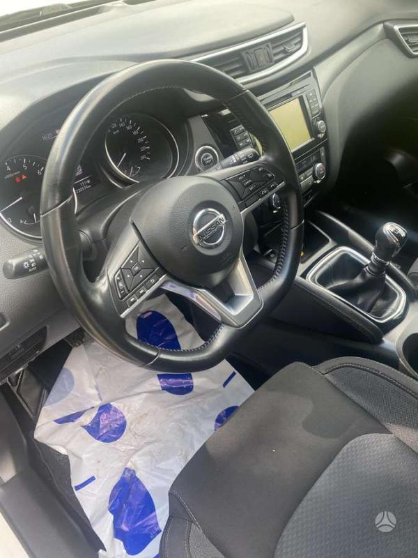 White Nissan Qashqai 2018 in Taurage, with an engine capacity of 1.20 L and mileage of 220 thousand km for 8900 €, photo 8 on AUTOMOTO.COM.LV