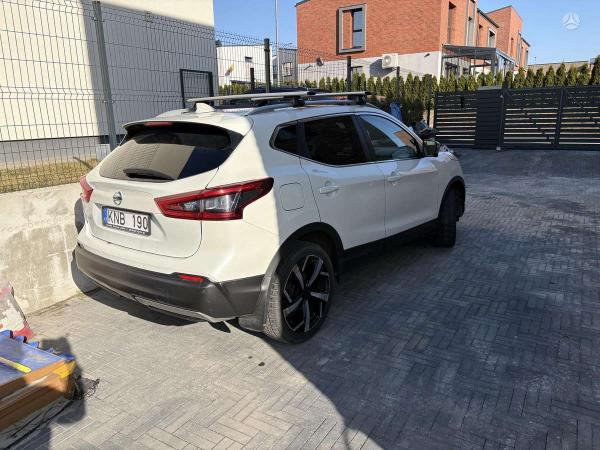 White Nissan Qashqai 2018 in Vilnius, with an engine capacity of 1.20 L and mileage of 102 thousand km for 12290 €, photo 9 on AUTOMOTO.COM.LV
